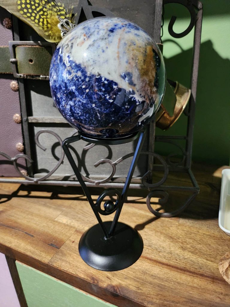 WROUGHT IRON TRIANGLE SPHERE STAND – My Magick Cauldron